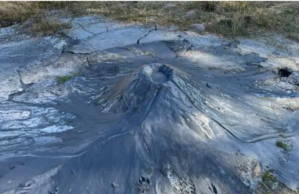 Volcans magmatiques et volcans de boue // Magmatic volcanoes and mud ...